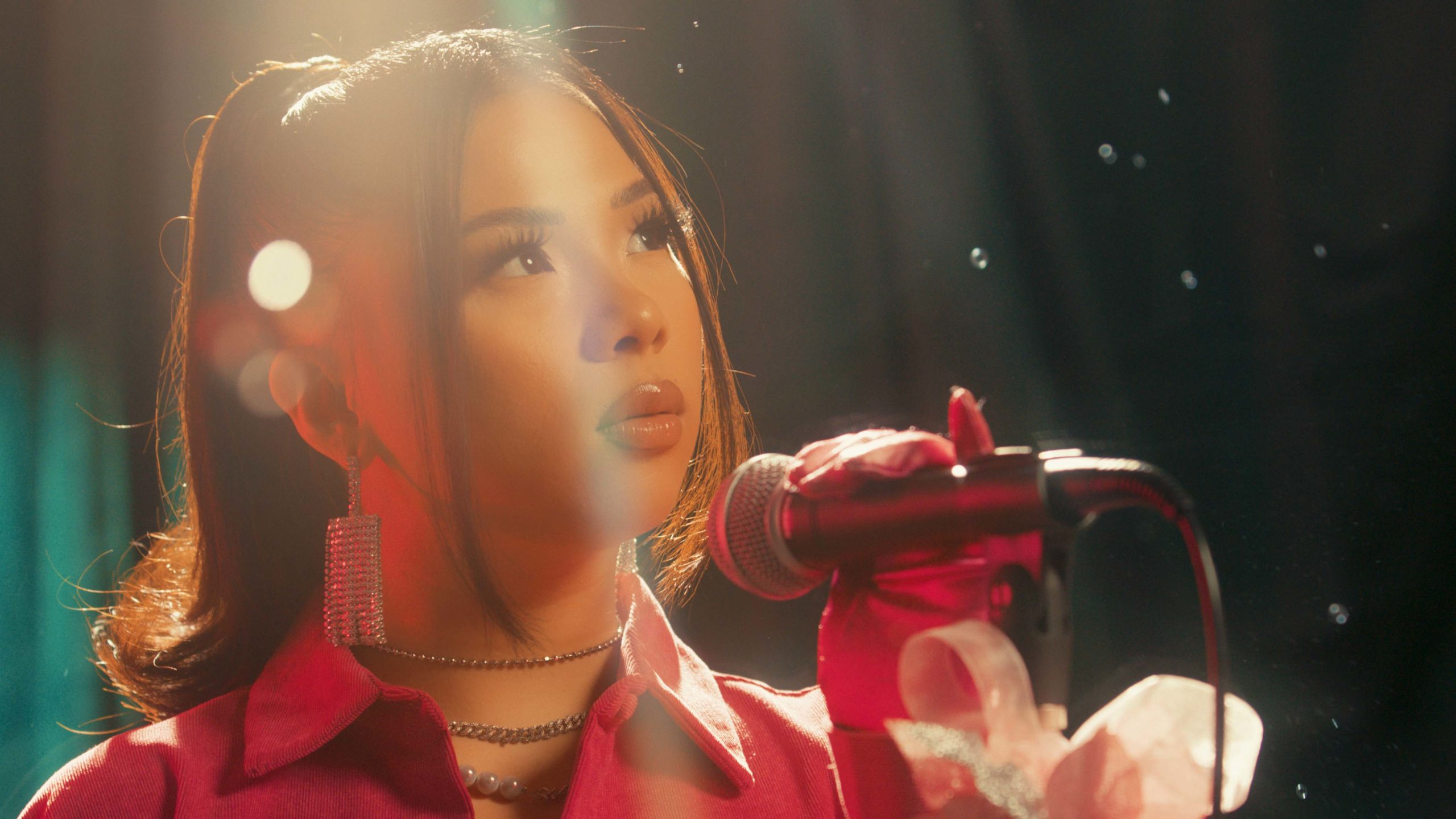 Thuy Releases Visual for the Angelic Holiday Ballad ‘snowing in LA’
